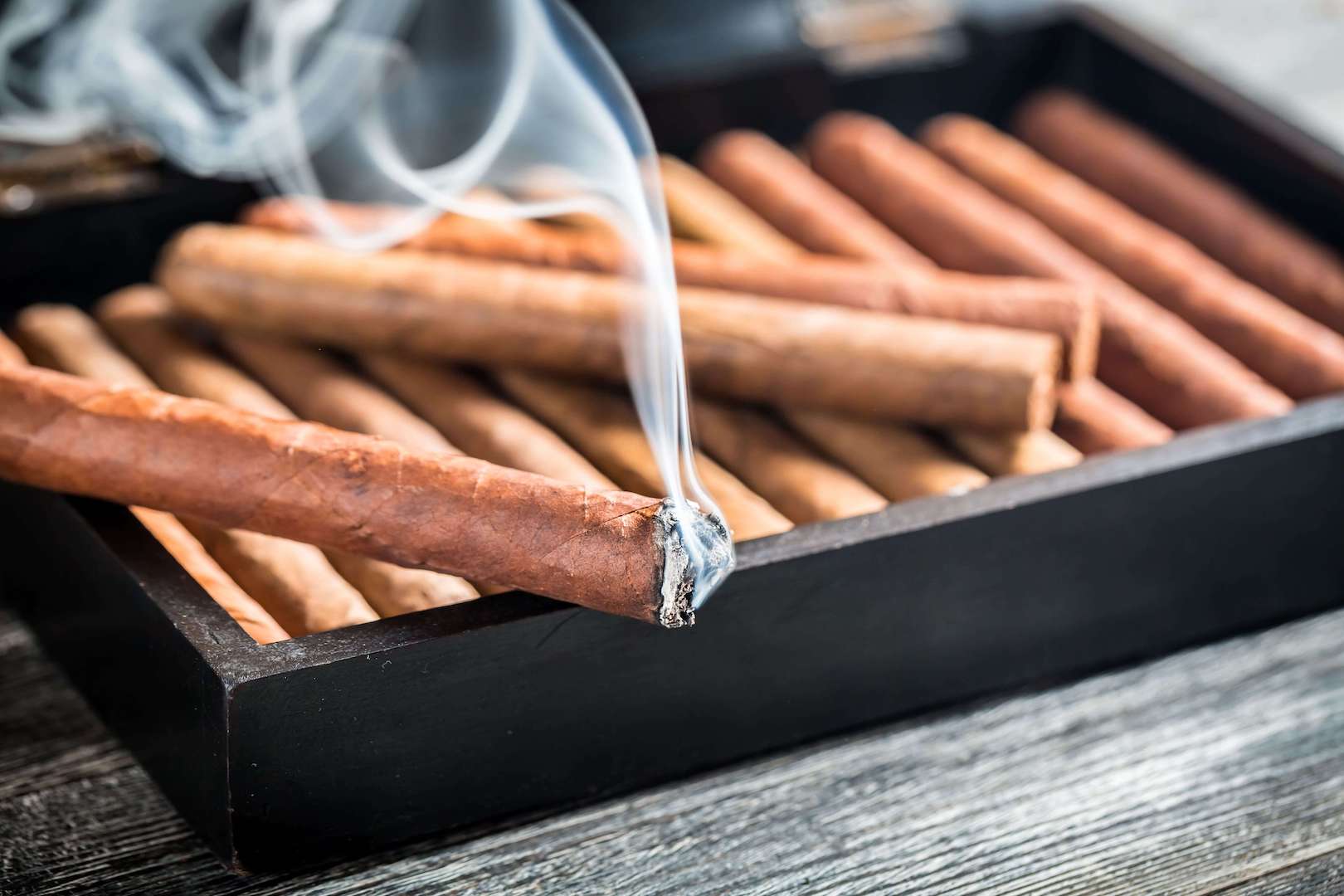 Comment fumer un cigare : Guide étape par étape